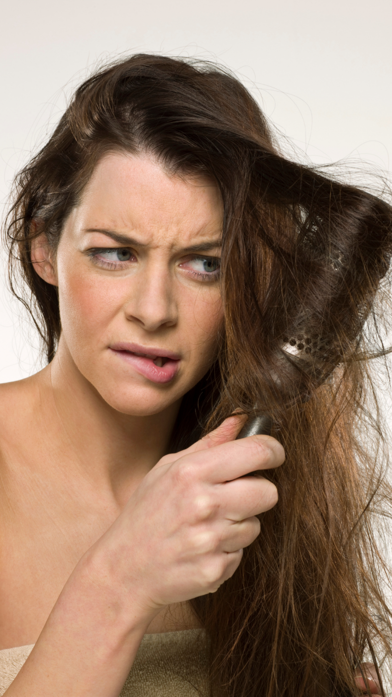 Beneficios de cepillar tu cabello por la noche